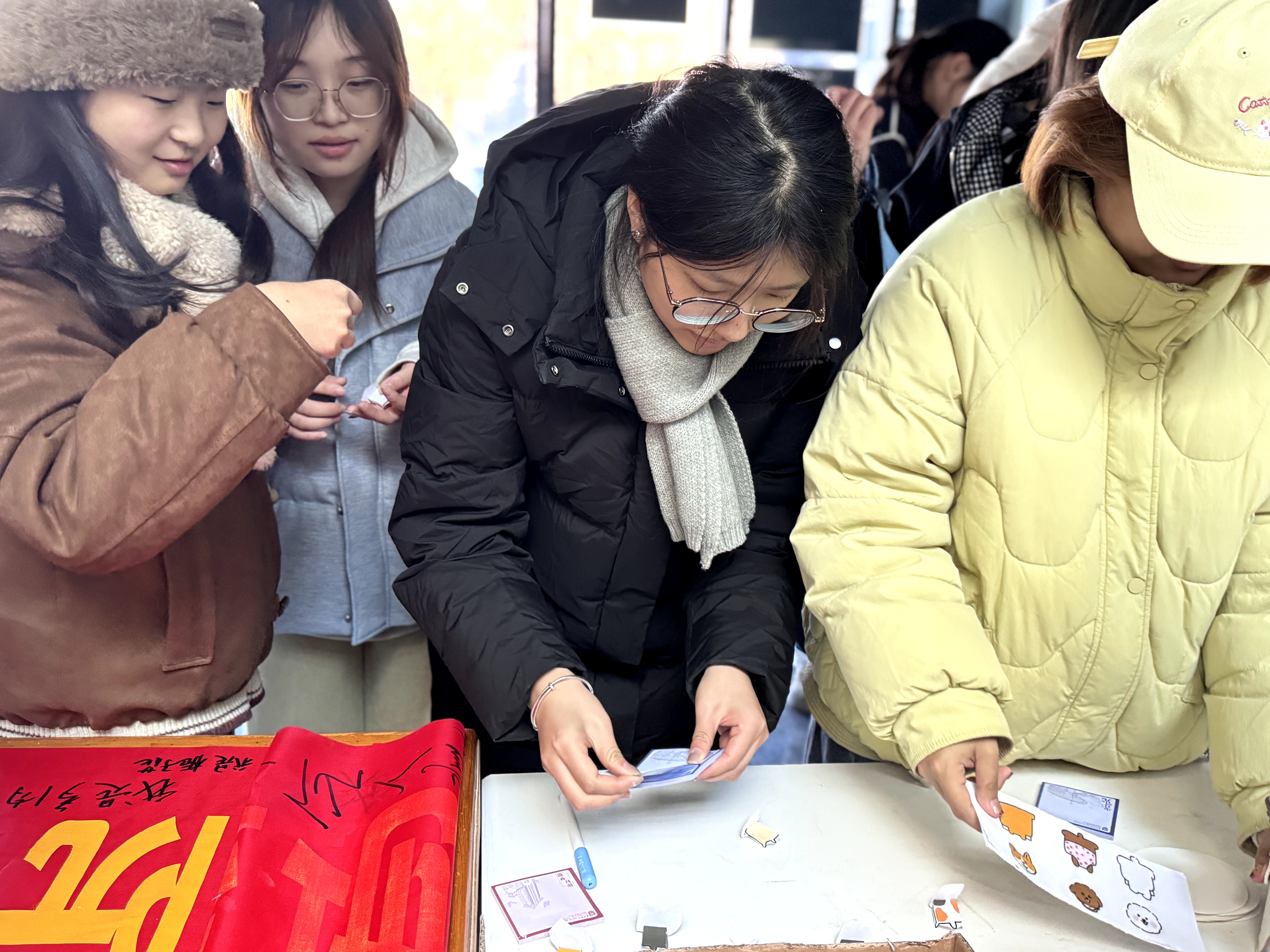 湿地学院举办“指尖藏暖，劳缀时光”主题心灵治愈活动